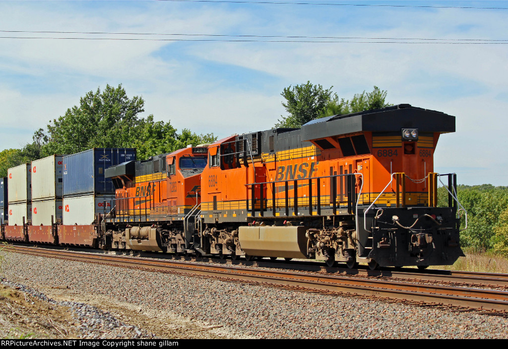 BNSF 6884